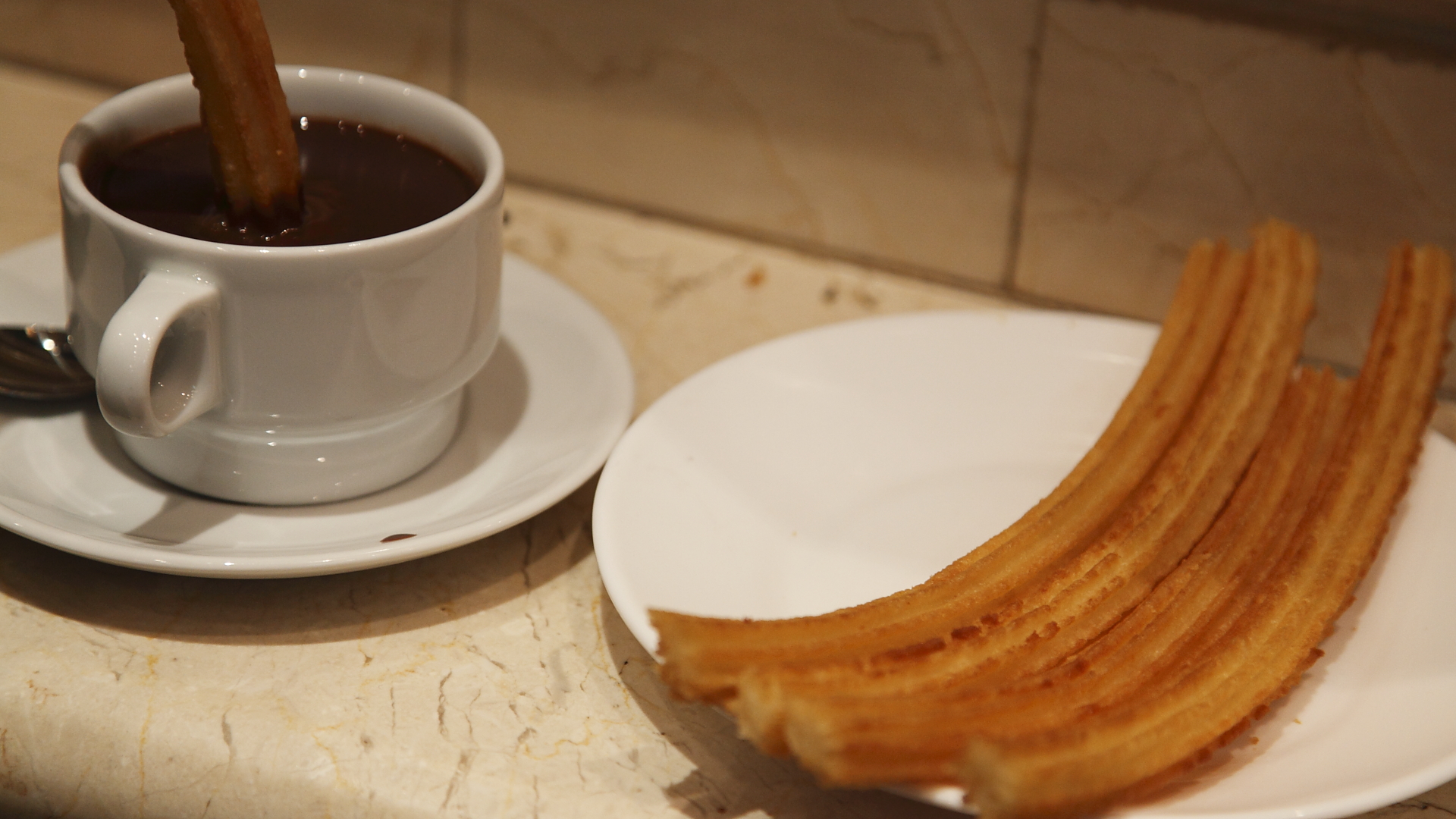 Chocolate con churros. El chocolate con churros el desayuno (y merienda ...